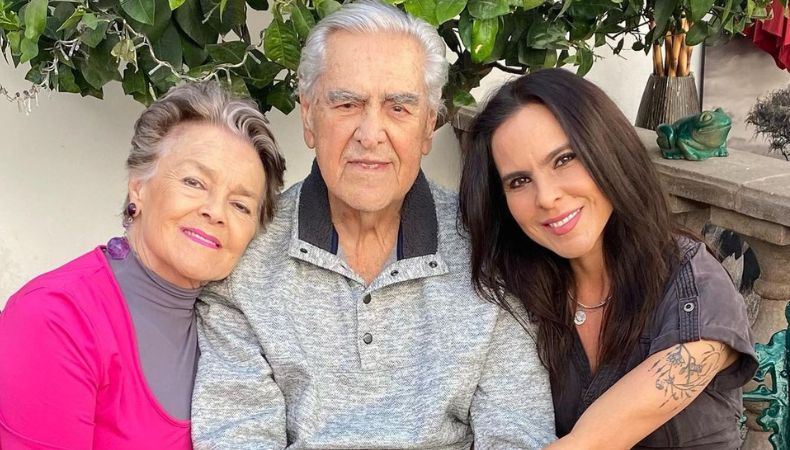 ¡Un emotivo reencuentro! Kate del Castillo sorprende a sus padres - TCS ...