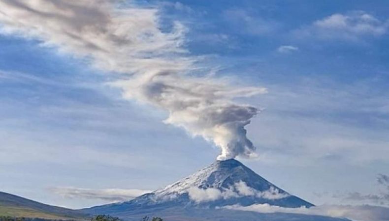 Volcán Cotopaxi en Ecuador emanó una columna de 1.8 km de gases y ceniza - TCS Ahora - Noticias ...
